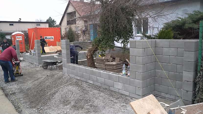 Dozrál čas se na stavbu plotu kolem domu, tak rychle načerpat vědomosti jak na to - bonus pořadu ...