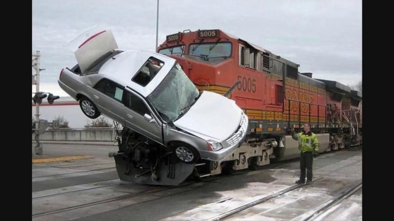 Train vs. Car Crash test - Autosalon - Prima COOL