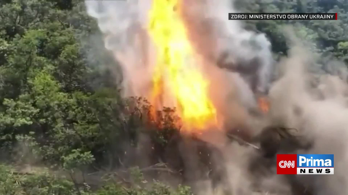 Záběry masivní exploze a požáru: Rusové si zničili vlastní tank. Kyjev ...