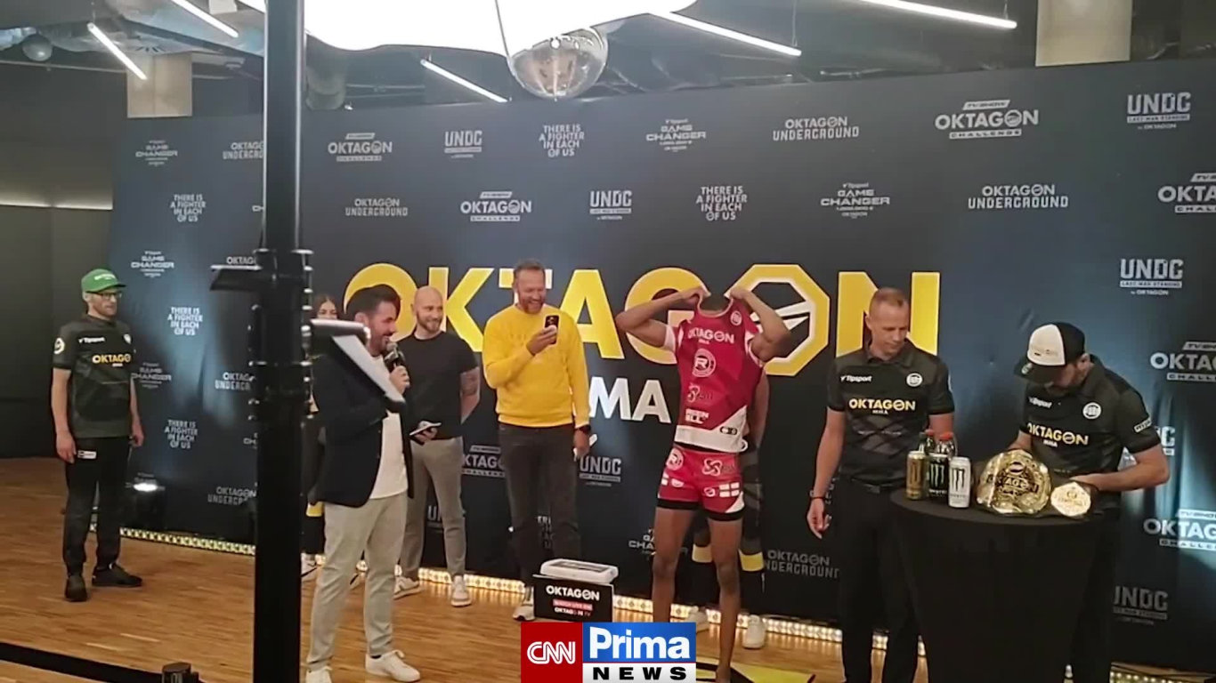 Bojovník a zároveň striptér Akonne Wanliss na vážení před Oktagonem 45 ...