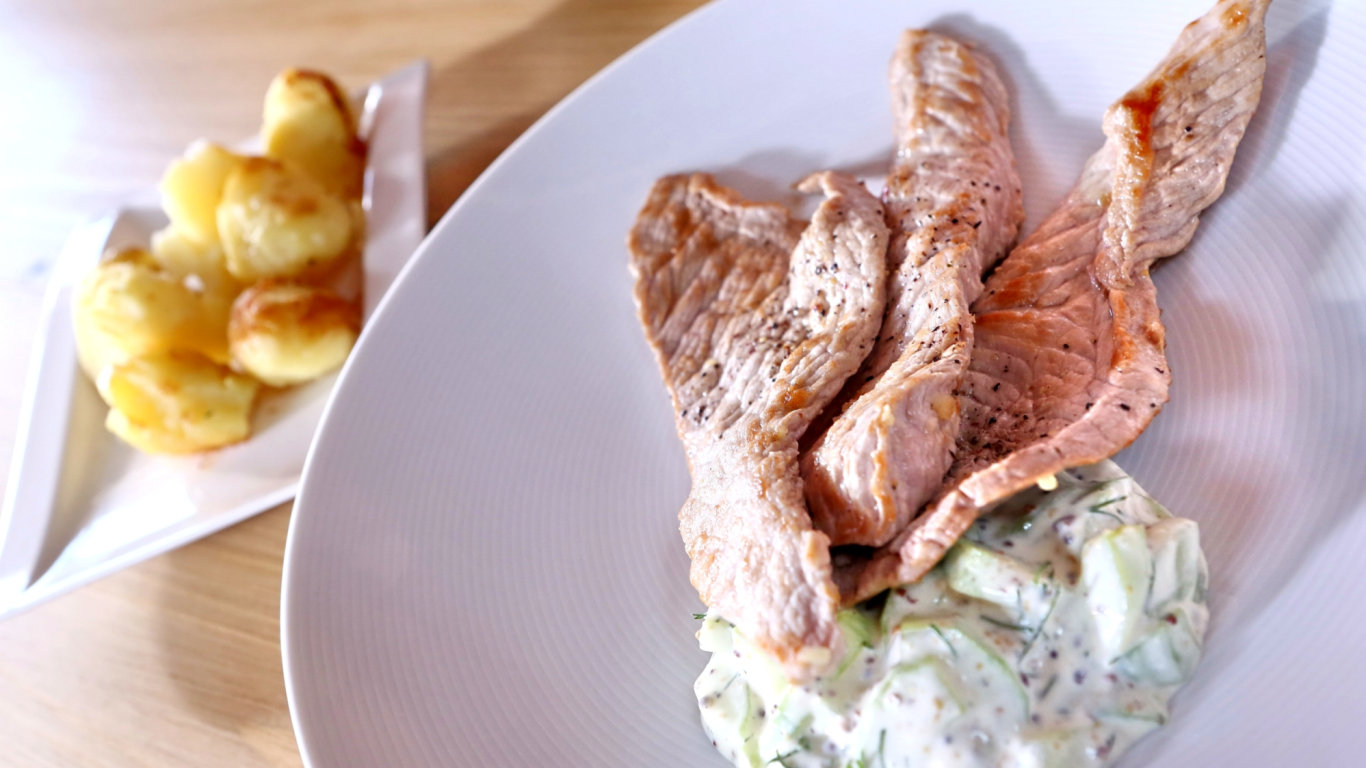 Telecí řízek s okurkovým salátem a opečeným bramborem - Teď vaří šéf ...