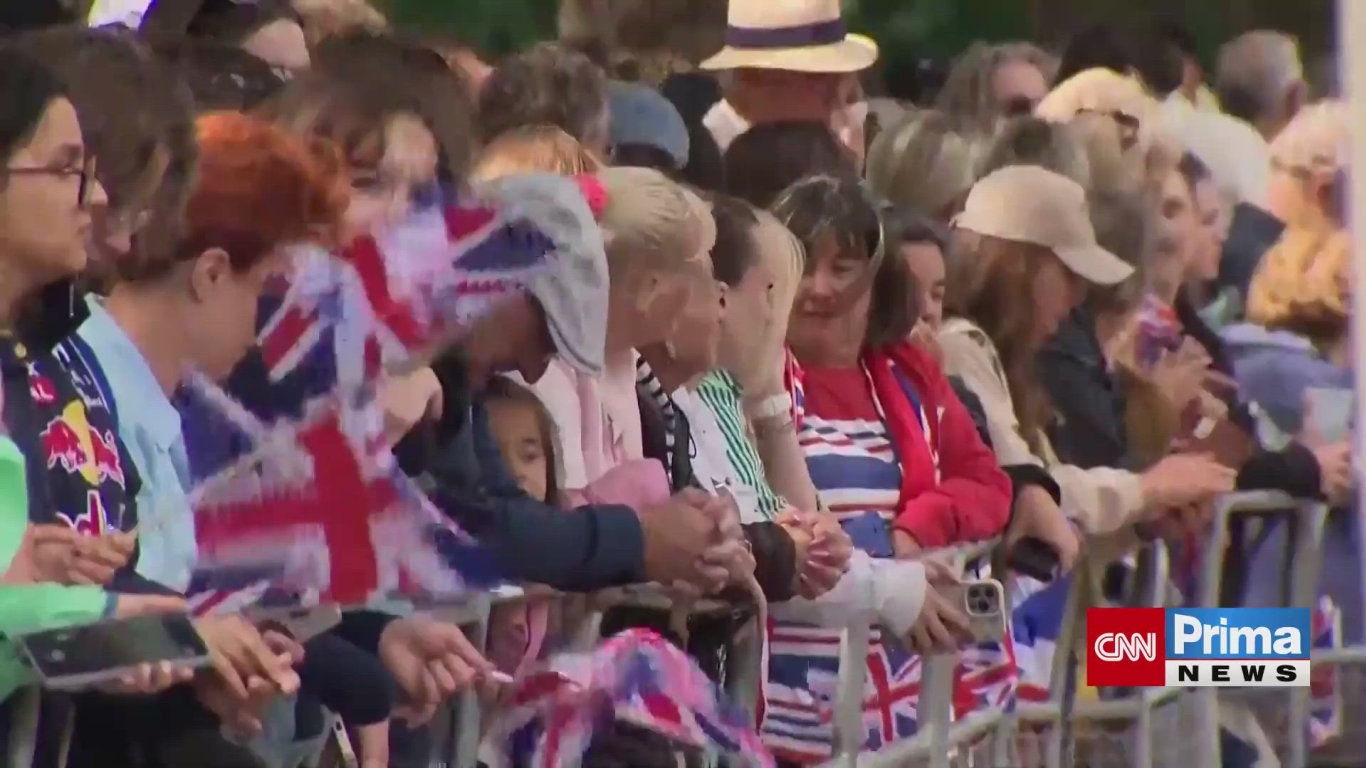 Britský král Karel III. s rodinou vyrazil mezi svůj lid - CNN Prima NEWS