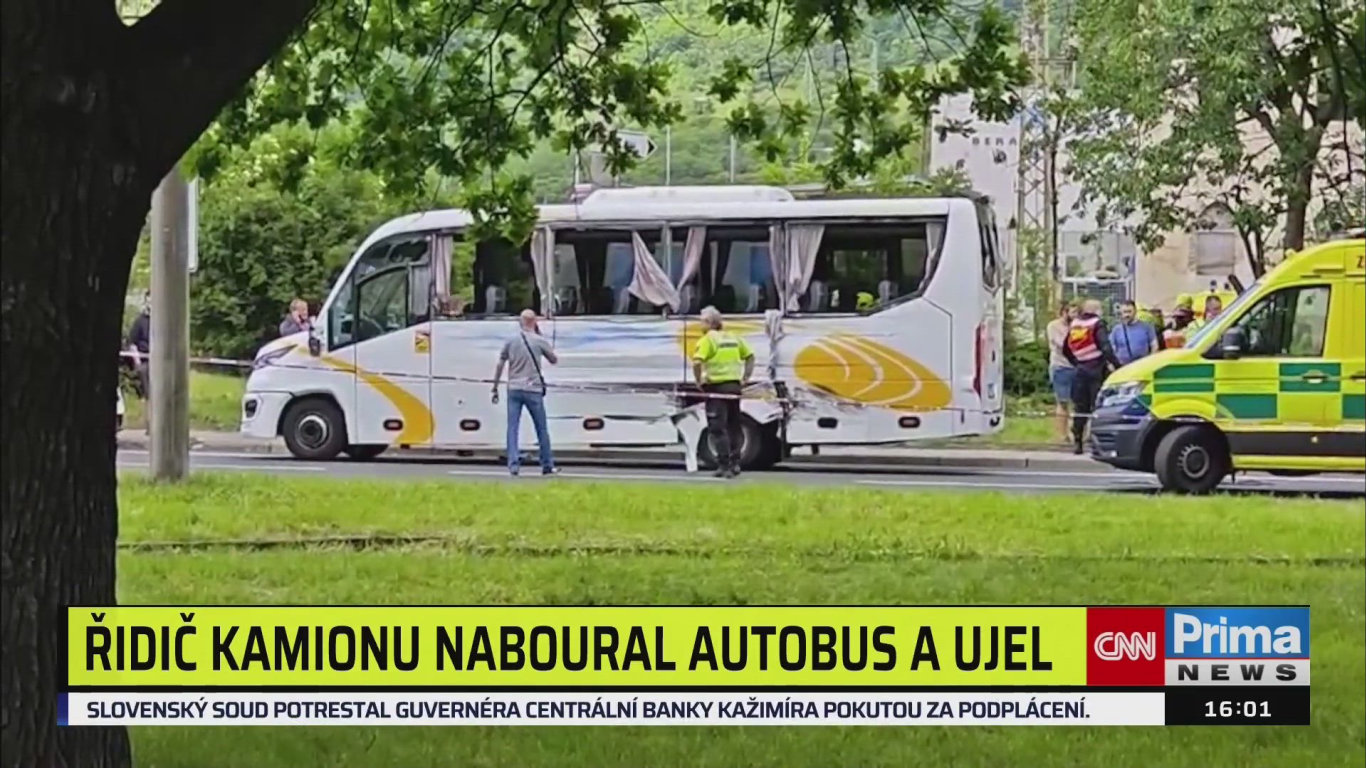 Vážná nehoda kamionu a autobusu v Ústí nad Labem, na místě jsou zranění ...