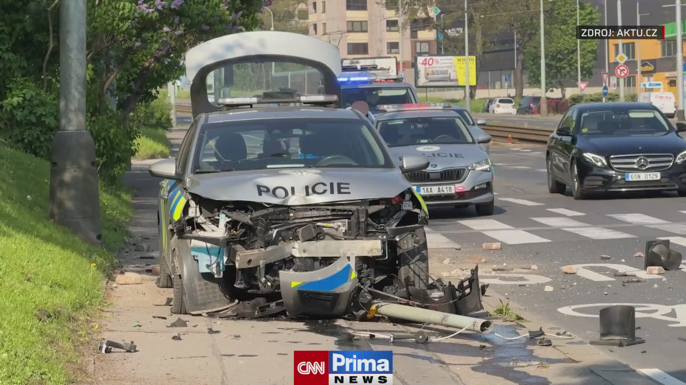 Nehoda policejního vozu v Praze - CNN Prima NEWS