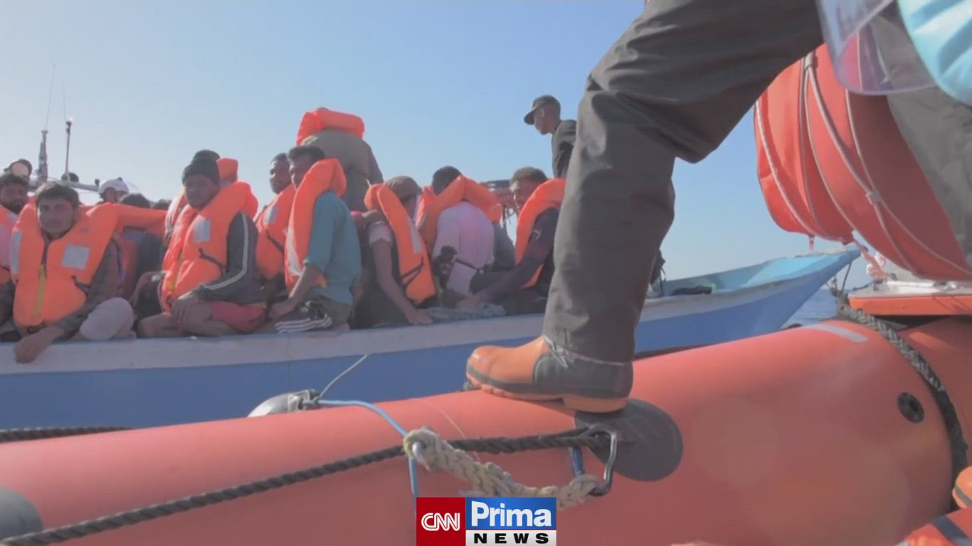Napětí na záchranné lodi Ocean Viking roste. Šest ze 180 migrantů se ...