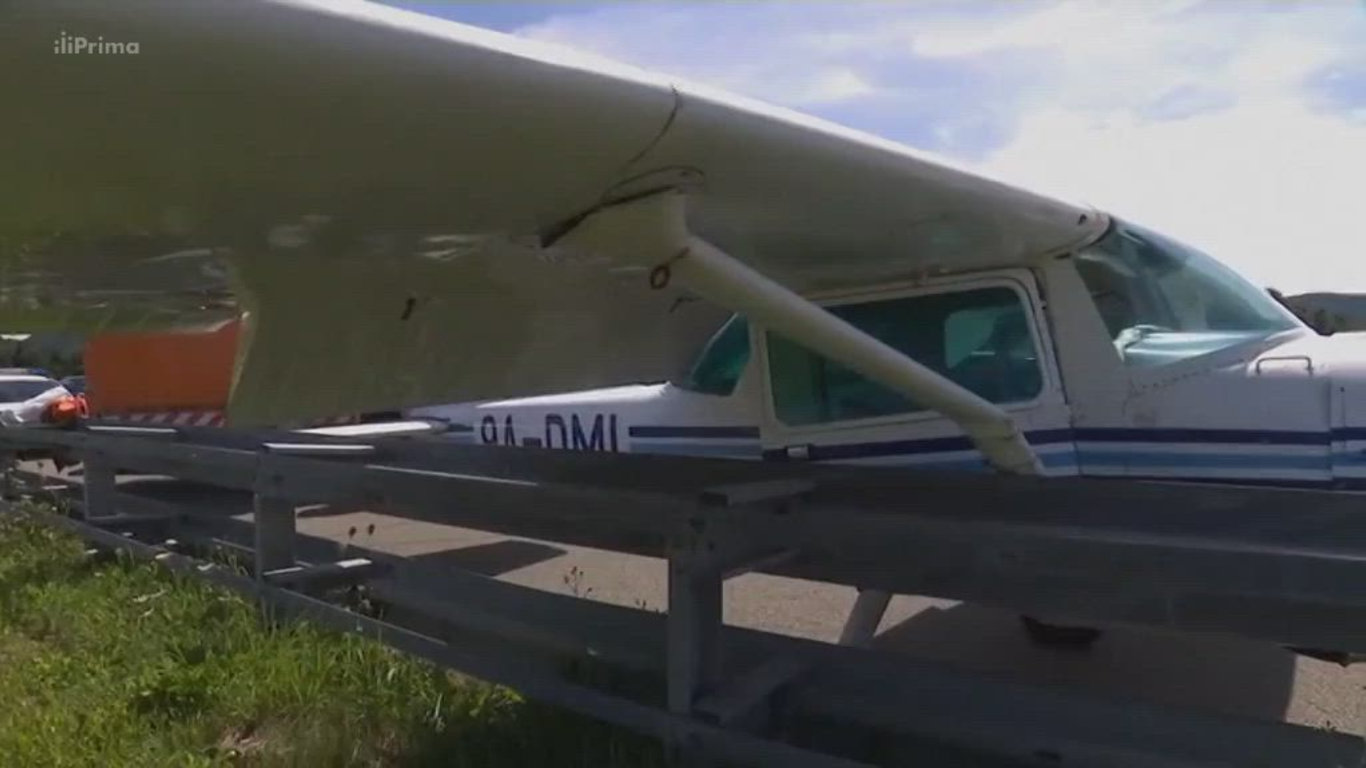 Na chorvatské dálnici muselo nouzově přistát malé letadlo (ZDROJ: AP ...